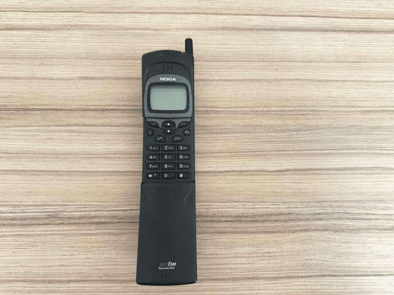 Nokia 8110 "banana" : le téléphone culte de Matrix